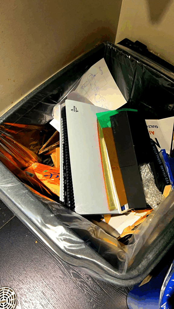 “A legendary find”: Lucky guy finds a PS5 in the trash, cleans it up ...